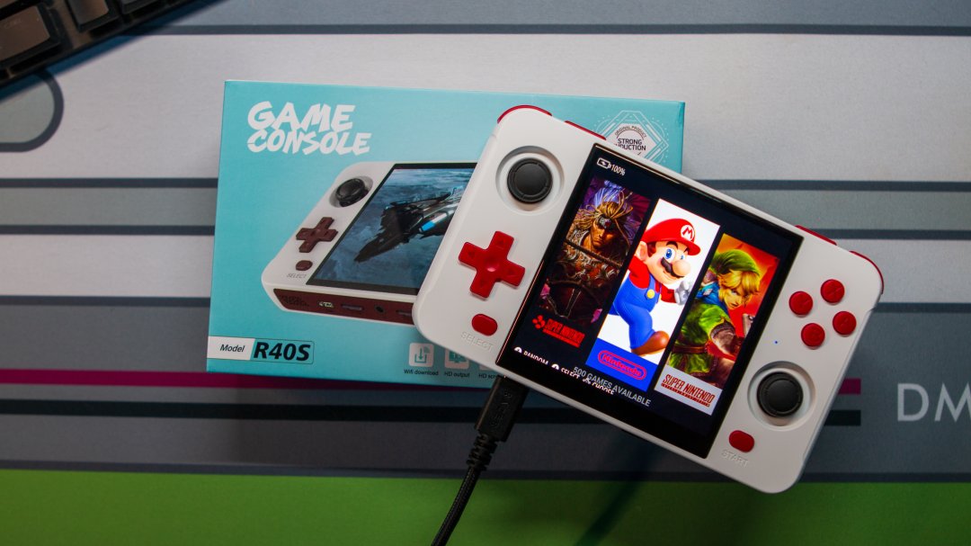 R40S First Impressions: Uhh What? - Retro Handhelds