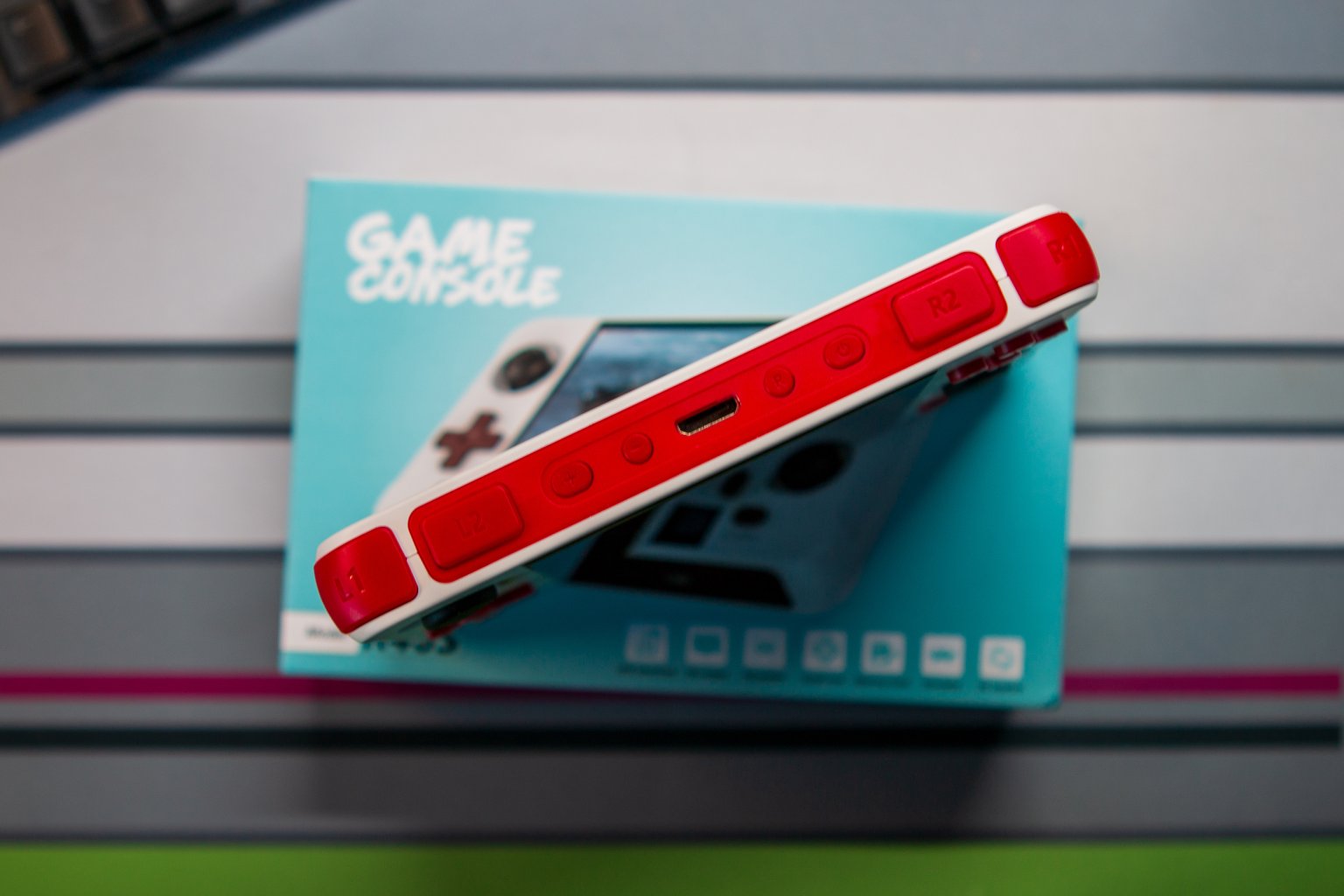 R40S First Impressions: Uhh What? - Retro Handhelds