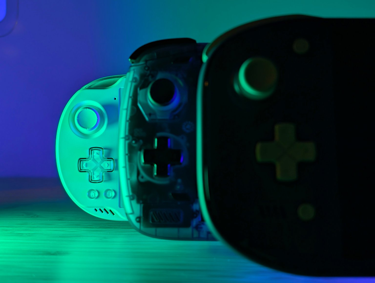 AYN Odin 2 vs. Odin 2 Mini vs. Odin 2 Portal: An 8 Gen 2 Shootout ...