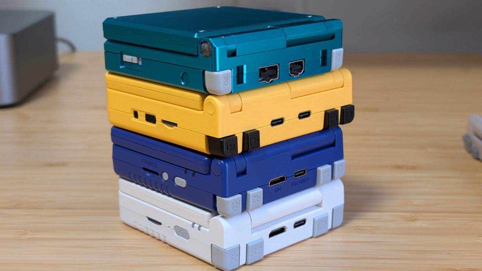 PowKiddy V90S First Impressions: It’s Flippable - Retro Handhelds